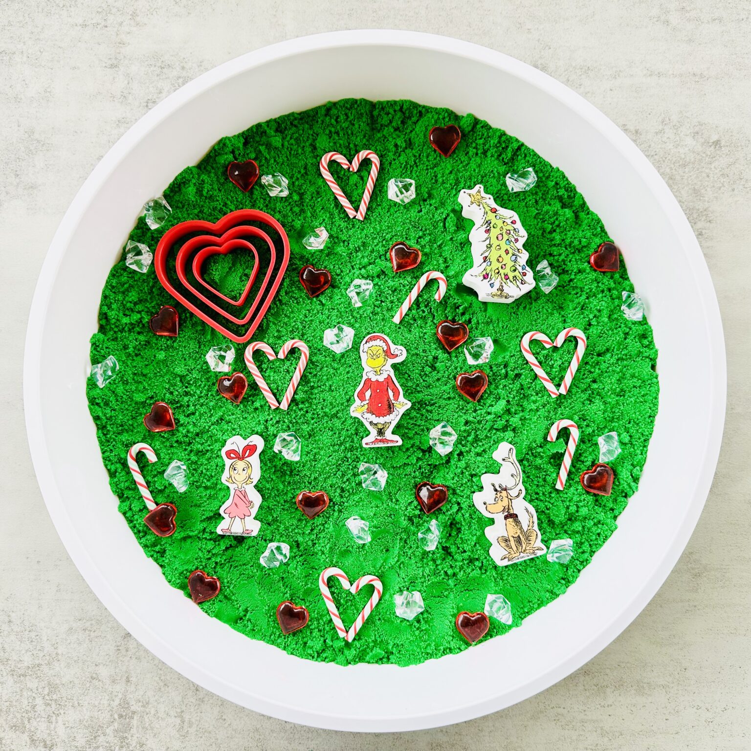 Christmas Grinch Sensory Bin Using DIY Kinetic Sand - Raising Wild ...